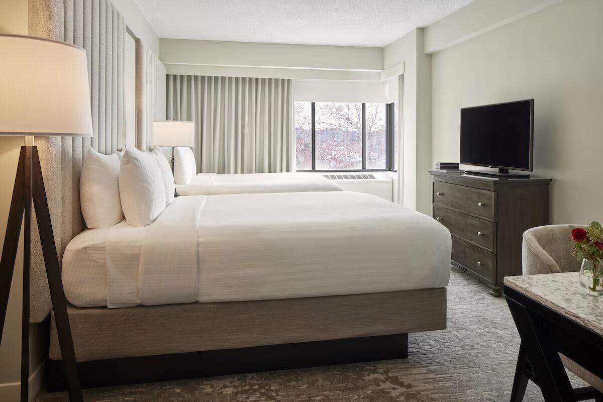 Modern Queen Stay Near Top Museums & Historic Sights! Onsite Restaurant & Gym! - Washington, D.C.