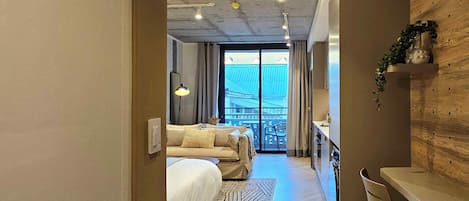 Apartamento | Cofre no quarto, secretária adequada para computadores portáteis