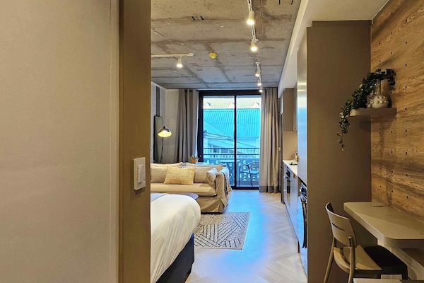 Apartamento | Cofres nos quartos, espaço de trabalho para notebook