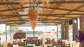 Café da manhã com buffet grátis todos os dias