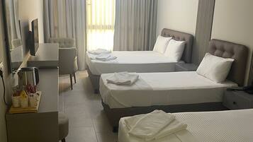 Quarto Familiar, vista para a praia | Cofre no quarto, secretária