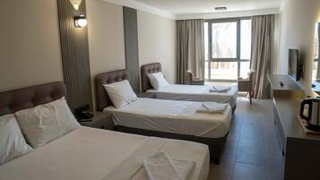 Quarto quádruplo econômico, vista para a praia | Cofres nos quartos, escrivaninha, espaço de trabalho para notebook