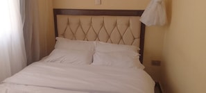 Quarto Duplo Deluxe, vista para o jardim | Wi-fi grátis, roupa de cama fornecida