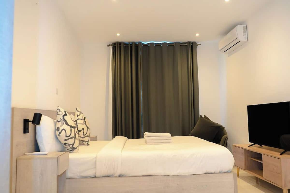 Suíte estúdio luxo, sacada, vista para a cidade | Quartos à prova de som, ferros/tábuas de passar roupa, Wi-Fi de cortesia