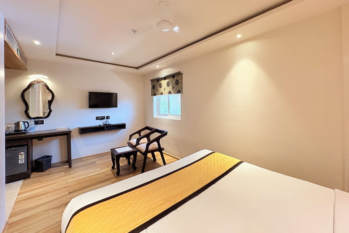 Quarto Duplo Deluxe, Vista para a cidade | Wi-fi grátis, roupa de cama fornecida