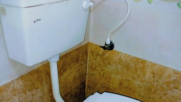 Quarto Clássico, varanda | Casa de banho | Uma combinação polibã/banheira, artigos de higiene pessoal grátis