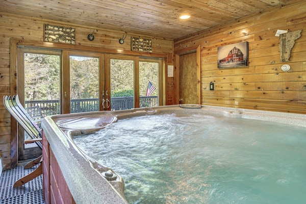 Riverfront Home W/ Hot Tub Near Killington Resort - Woodstock, VT