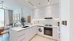 Apartamento premium, sacada, vista para a cidade | Cozinha privada | Geladeira grande, micro-ondas, fogão, cooktop