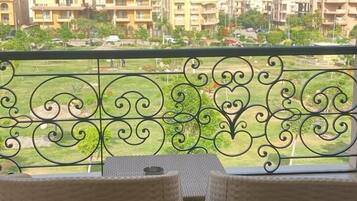 Apartamento superior, vista para o jardim | Quartos à prova de som, ferros/tábuas de passar roupa, Wi-Fi de cortesia