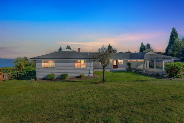 Relaxing Coastal Escape With Ocean Views 5 Bedroom Home - Puyallup, WA