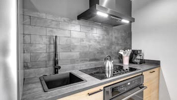 Apartamento em Condomínio Fechado, 1 quarto | Cozinha privada | Um frigorífico, uma cafeteira/bule, uma torradeira