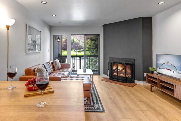 Condo, 1 quarto | Área de estar | Smart TV