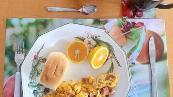 Café da manhã com pratos da culinária local grátis todos os dias