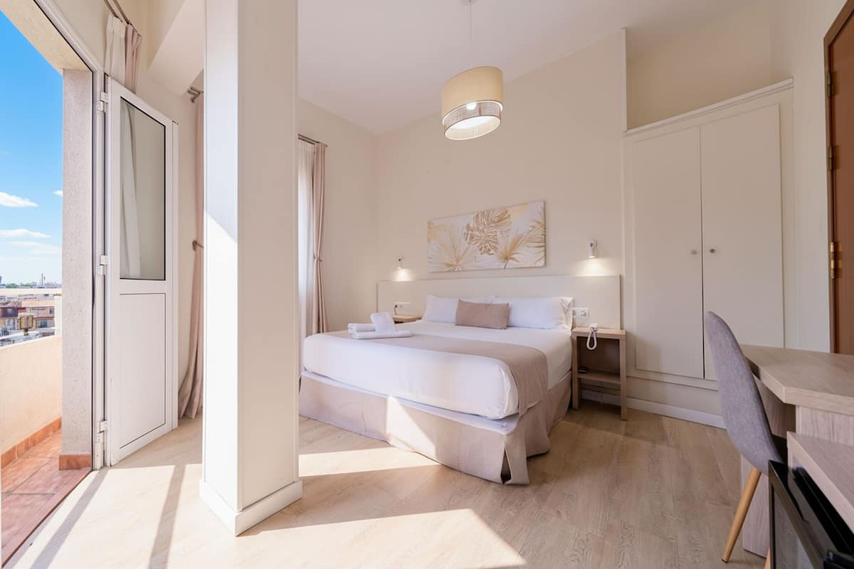 Quarto casal conforto, vista para a cidade | Cofres nos quartos, escrivaninha, cortinas blackout