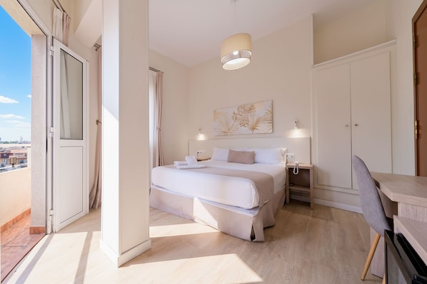 Quarto casal conforto, vista para a cidade | Cofres nos quartos, escrivaninha, cortinas blackout