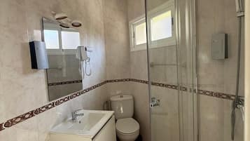 Quarto casal standard | Banheiro | Secador de cabelo, toalhas de banho, sabonete, shampoo