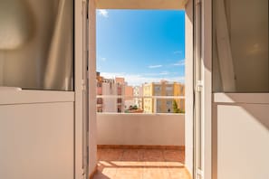 Quarto casal conforto, vista para a cidade | Cofres nos quartos, escrivaninha, cortinas blackout