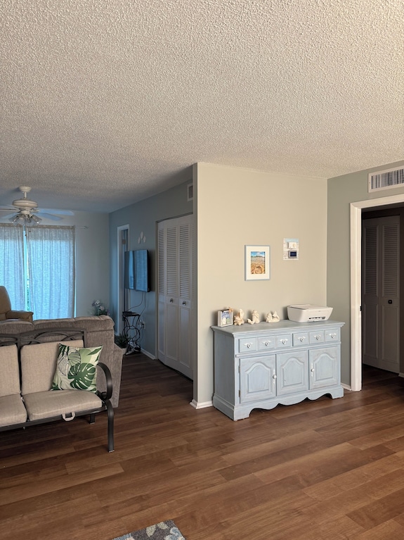 Cozy 1-bedroom Condo With Ac, Amazing Bradenton- Short Drive To The Brach - Bradenton, FL