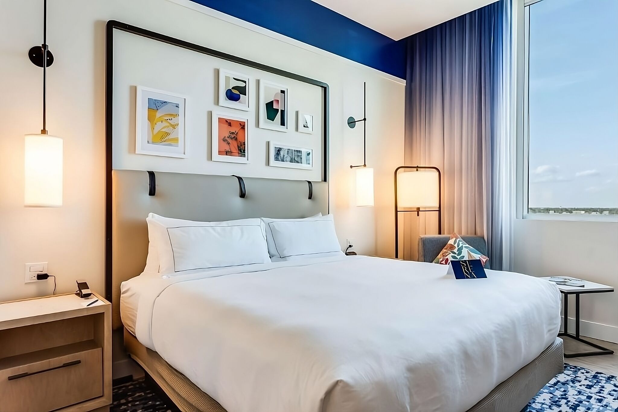 Tropical Paradise Retreat! Pet-friendly Property, Rooftop Swimming Pool! - Hallandale, FL