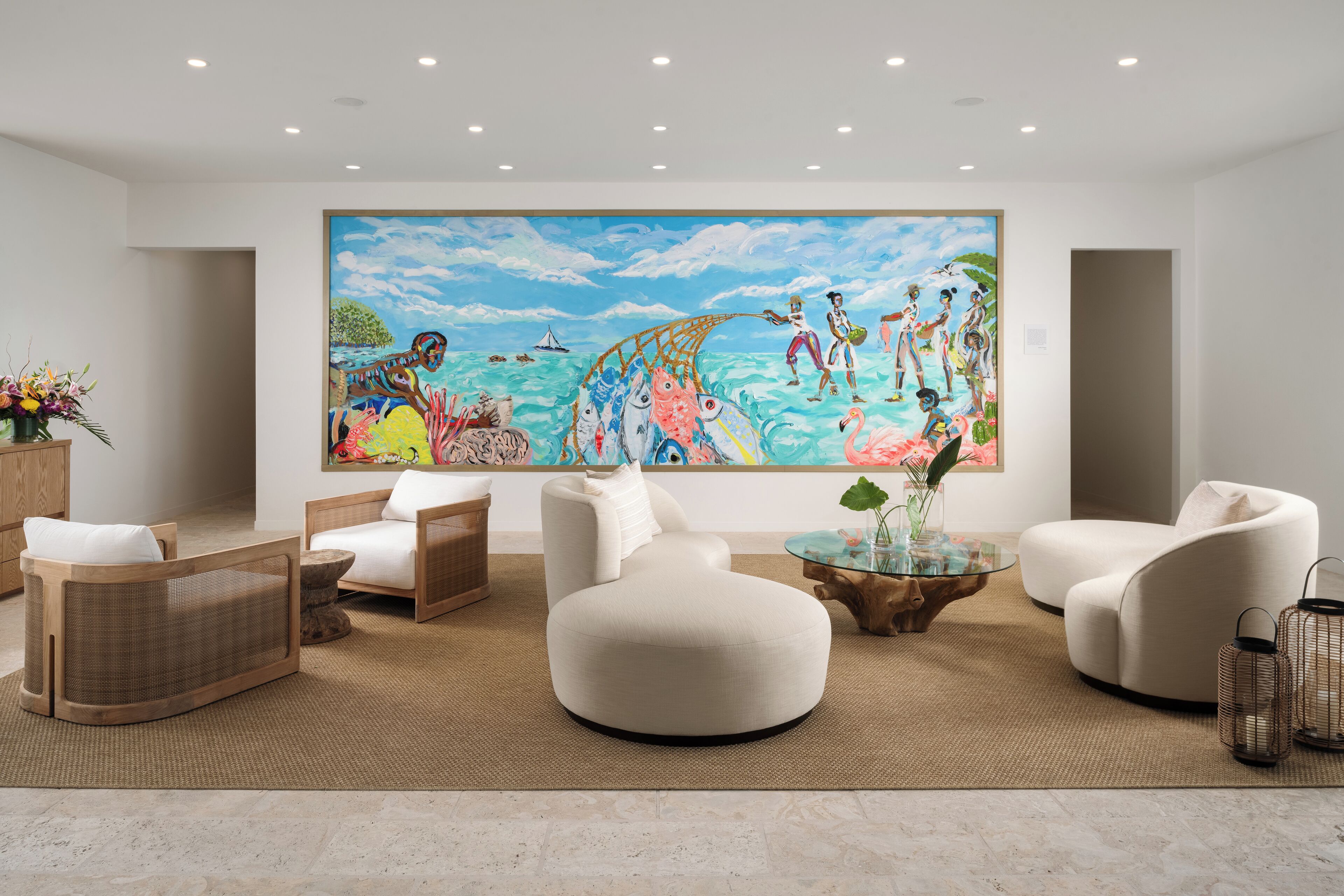 Uma sala de estar moderna com um grande mural tropical, assentos confortáveis e uma mesa de centro de vidro.