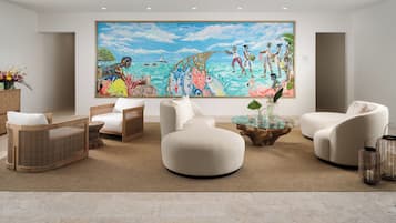 Uma sala de estar moderna com um grande mural tropical, assentos confortáveis e uma mesa de centro de vidro.
