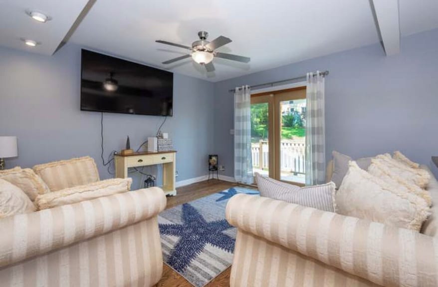 3-bedrooms, 2 Bathrooms, Full Kitchen, And Full Basement - Fox Lake, IL