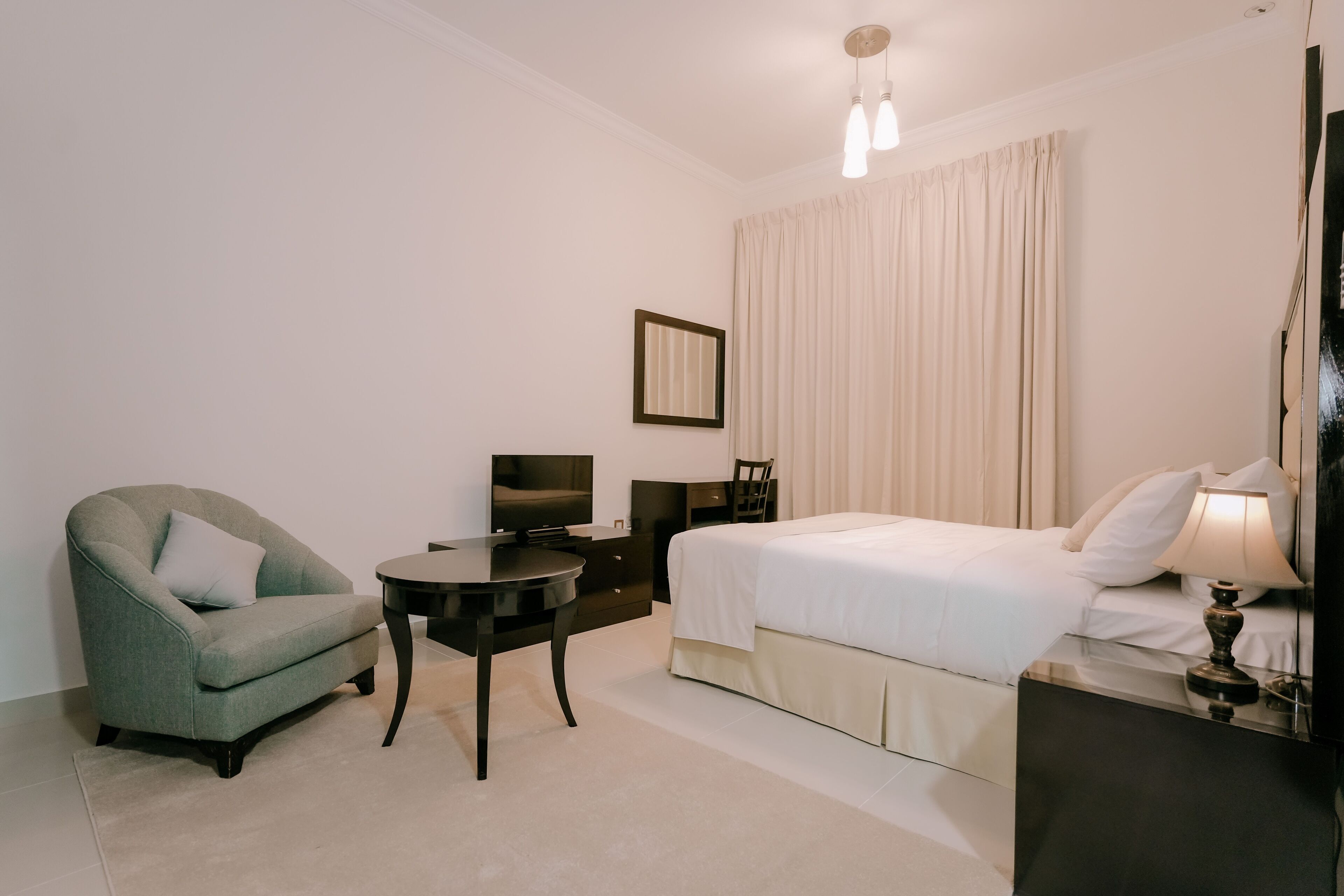 Secretária, secretária adequada para computadores portáteis 