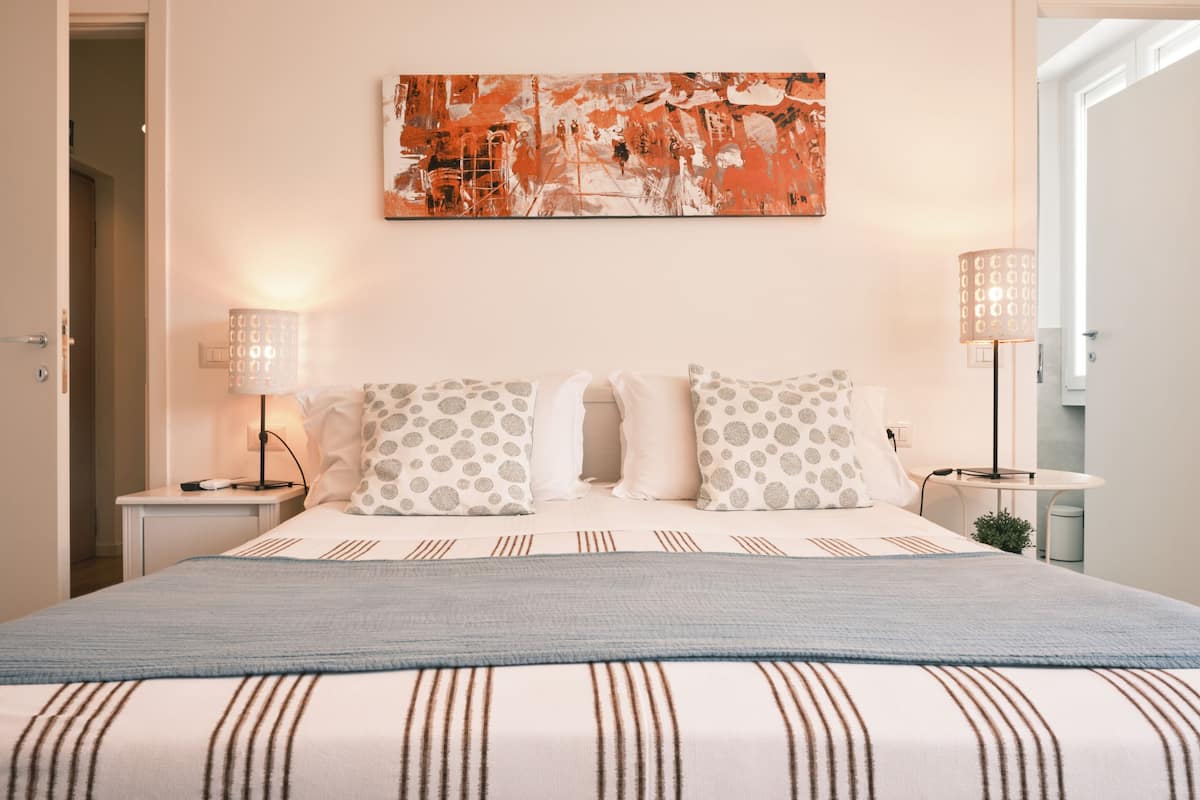 Quarto casal superior, suíte, vista para a cidade | Wi-Fi de cortesia