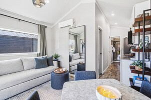 Casa de campo, 2 quartos, varanda | Sala de estar | TV de tela plana