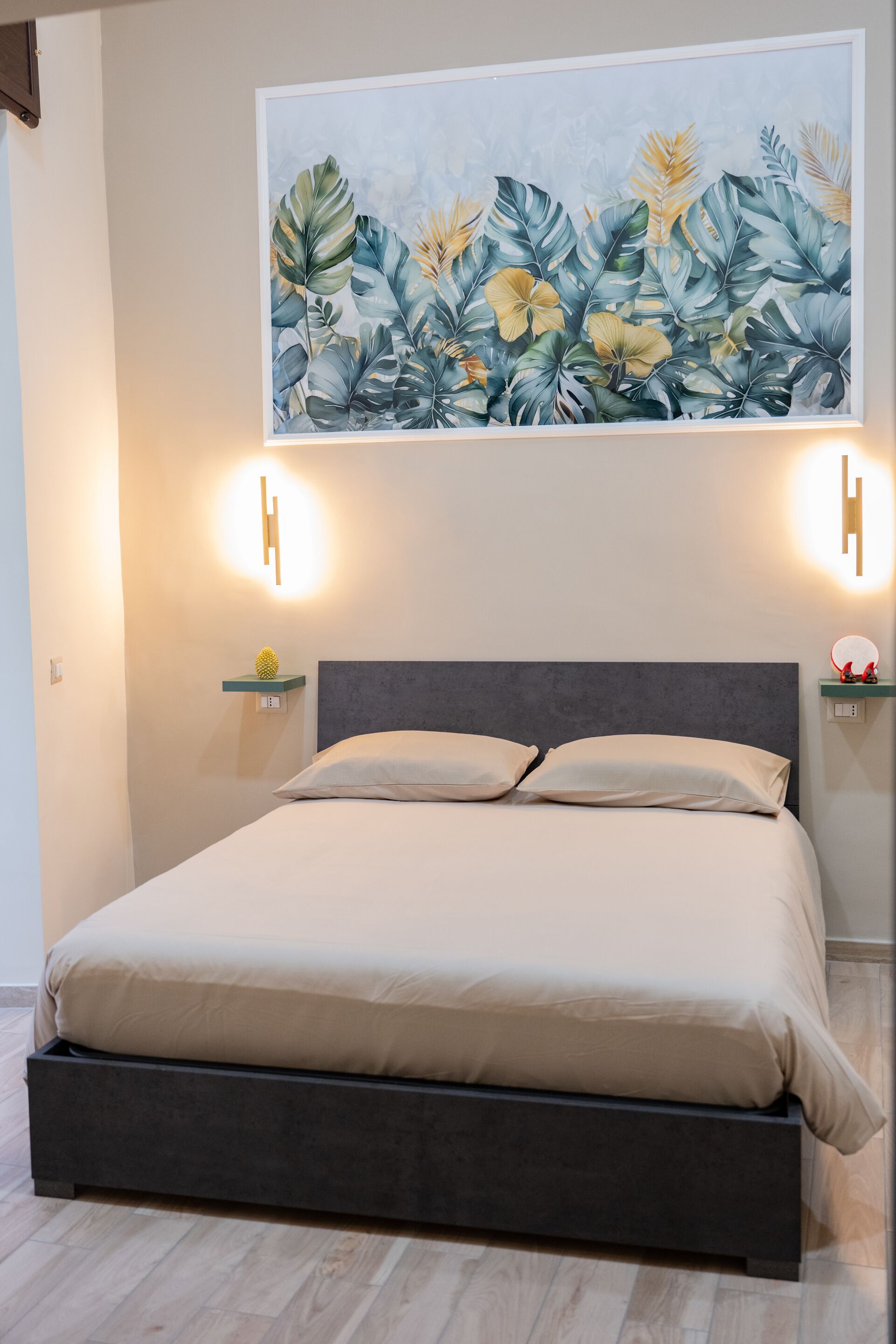 Quarto casal, banheiro privativo | Frigobar (abastecido com itens grátis), cofres nos quartos