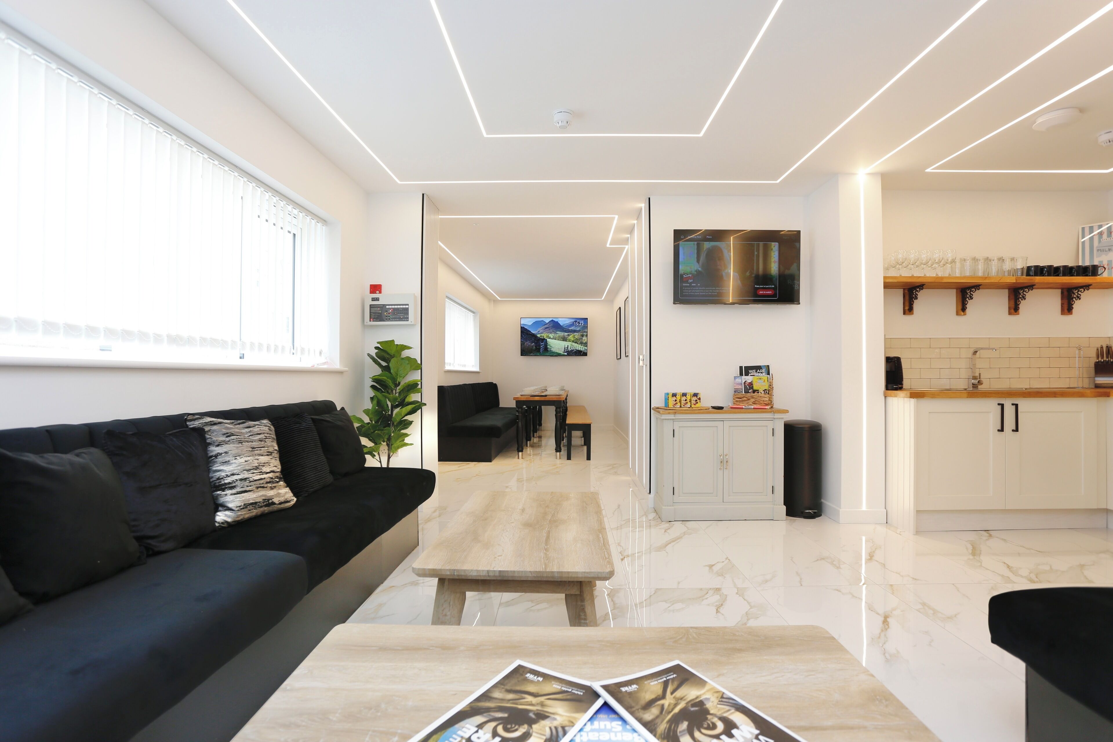 Luxury Blackpool Apartment  Sleeps 14, Parking & Steps From Promenade - SEA LIFE Blackpool