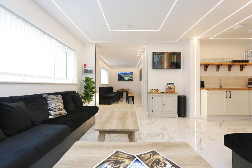 Luxury Blackpool Apartment Sleeps 14, Parking & Steps From Promenade - SEA LIFE Blackpool