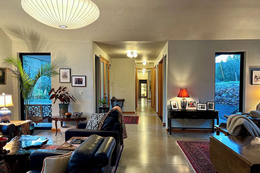 Lone Rock Guest House, 20 acres minutes from the North Umpqua River ...