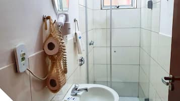 Um polibã, um secador de cabelo, toalhas fornecidas, sabão