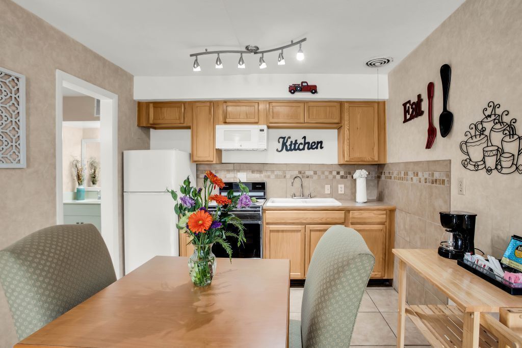 Fabulous Hotel Room With In Palm Desert, Featuring 2 Queen Beds And A Kitchen - Palm Desert, CA