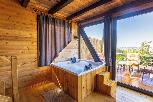 Bungalow Deluxe, vista para a montanha | Casa de banho | Artigos de higiene pessoal grátis, um secador de cabelo, sabão, champô 