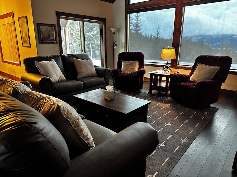 Quail House: View Of Mountains & Valley, Hot Tub, 3 Bed/2 Bath - Bonners Ferry, ID