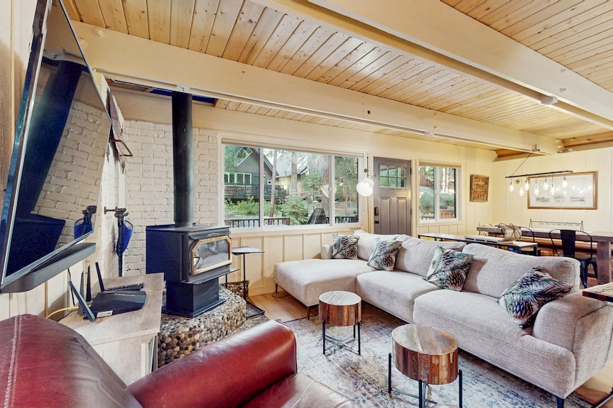 Chalet-style Townhome With Fireplace, Deck, Near Ski Resort, Incline Village - Lake Tahoe