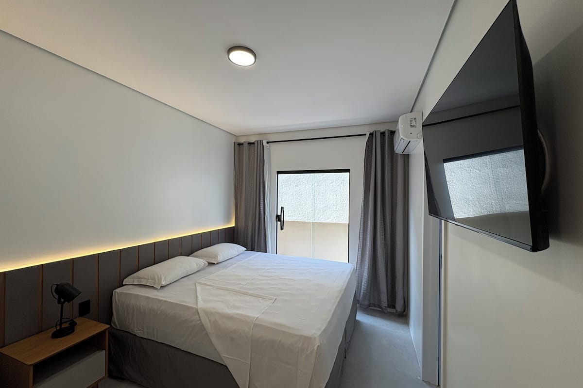 Quarto Individual Comfort, 1 cama queen-size | Secretária, secretária adequada para computadores portáteis