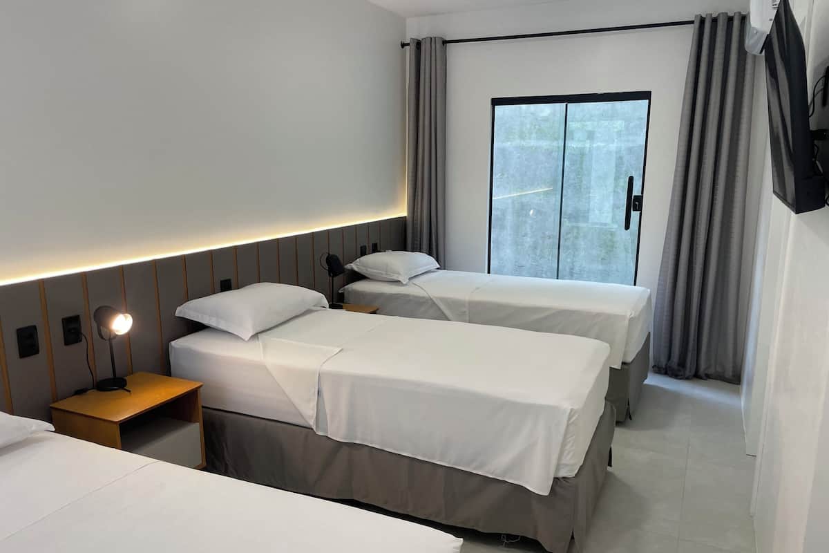 Quarto Triplo Comfort | Secretária, secretária adequada para computadores portáteis