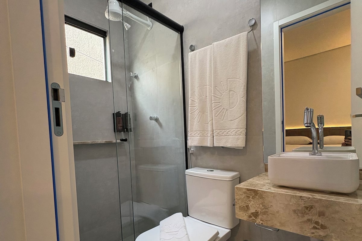 Um polibã, toalhas fornecidas, sabão, champô