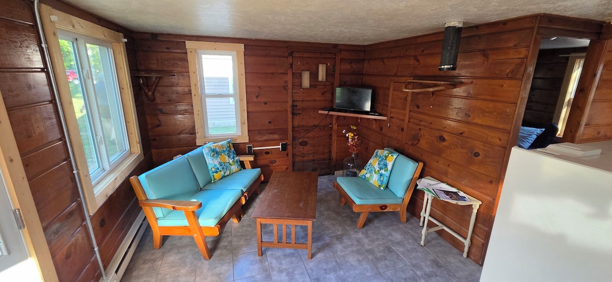 Woodhaven Cottages - Cabin 16 - Charming 2-bedroom Cabin In Indian River - Mullett Lake, MI