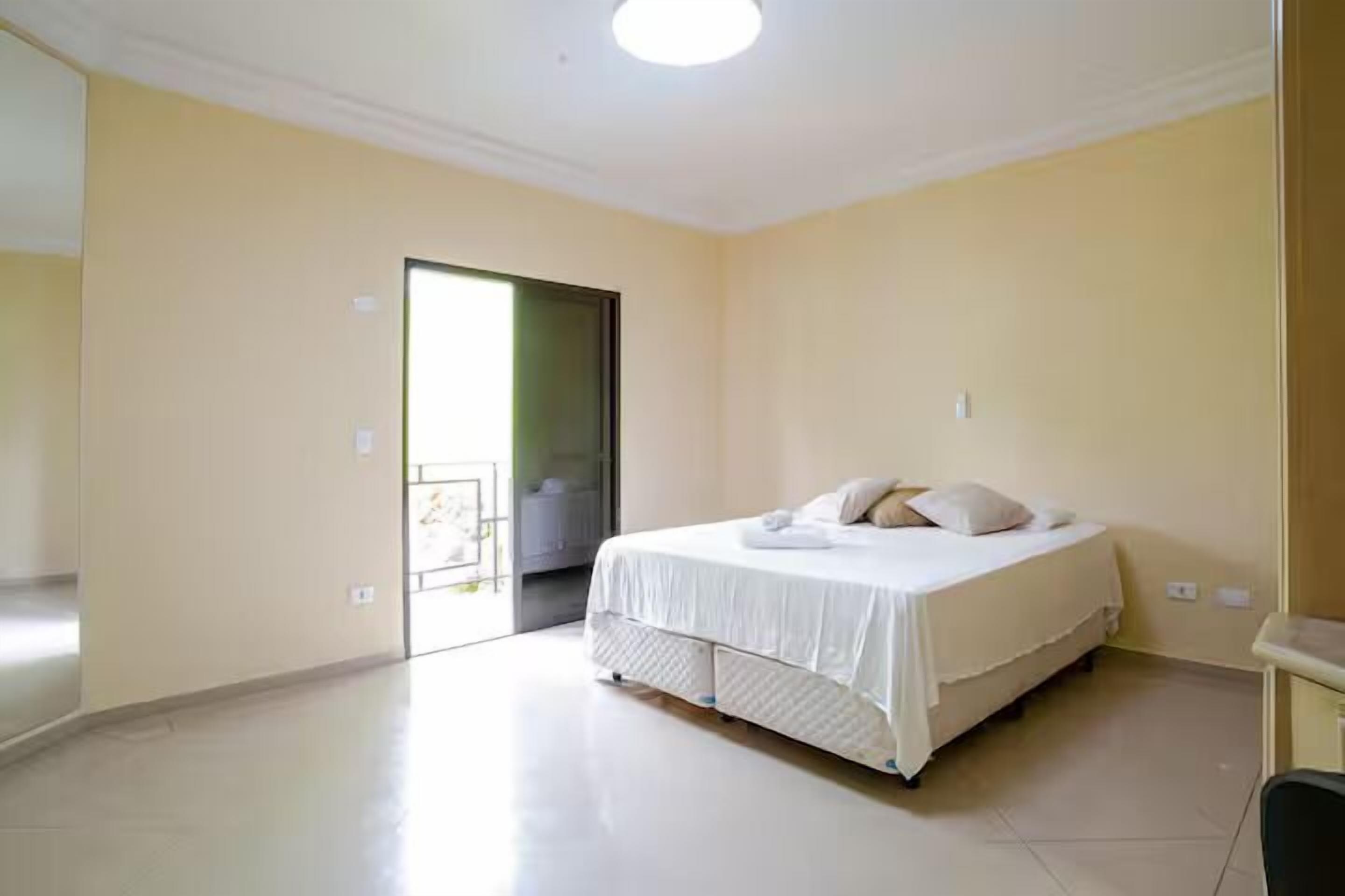 Suite Deluxe, varanda, vista para a piscina | Cortinas/cortinados opacos, ferro/tábua de engomar, Wi-fi grátis 