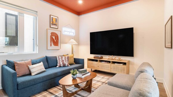 Sleeps 24 Game Rooms, Murals, Balconies Soundcheck & Vinyl House By Avantstay - Nashville, TN