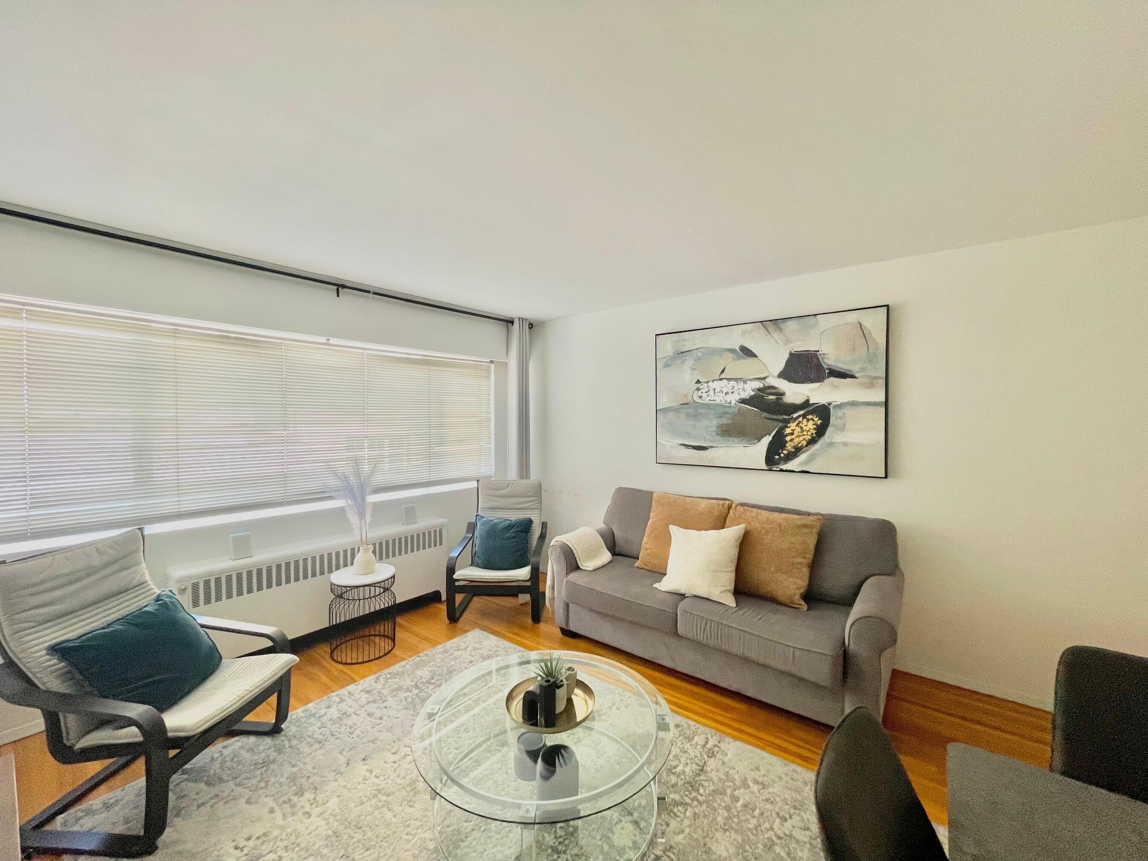 Bright And Beautiful Furnished Pet Friendly 2 Bedroom 1 Bath In  West End - North Vancouver