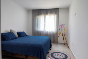 Apartamento Familiar, vista para a piscina | Cofre no quarto, ferro/tábua de engomar, Wi-fi grátis