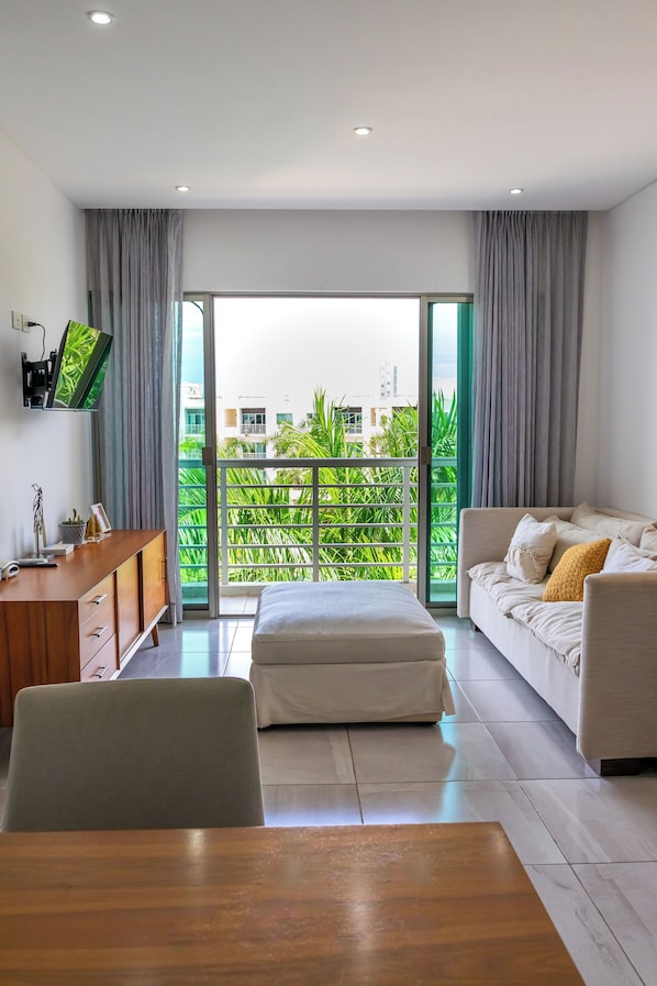 Apartamento Familiar, vista para a piscina | Sala de estar | Televisor de ecrã plano de 43 polegadas com canais por cabo