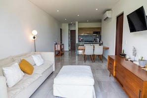 Apartamento Familiar, vista para a piscina | Sala de estar | Televisor de ecrã plano de 43 polegadas com canais por cabo