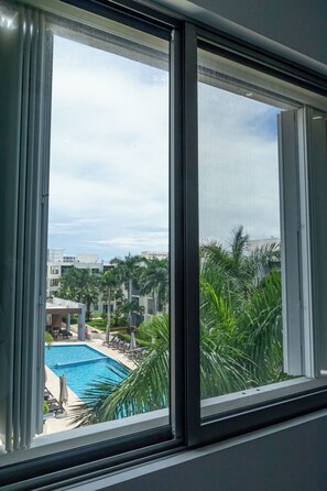 Apartamento Familiar, vista para a piscina | Vista do quarto