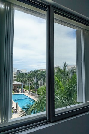 Apartamento Familiar, vista para a piscina | Vista do quarto